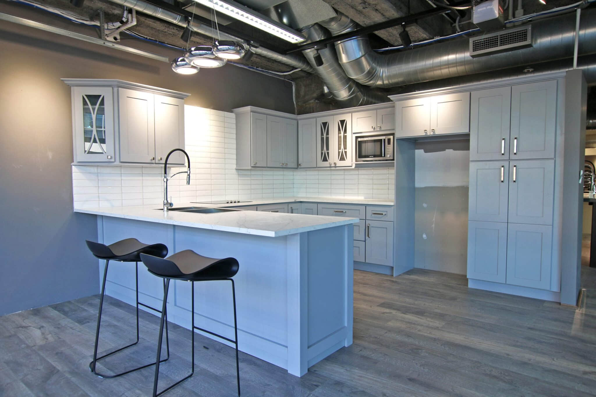 U-Shape Maple Grey Shaker Kitchen with Calacatta engineered stone ...